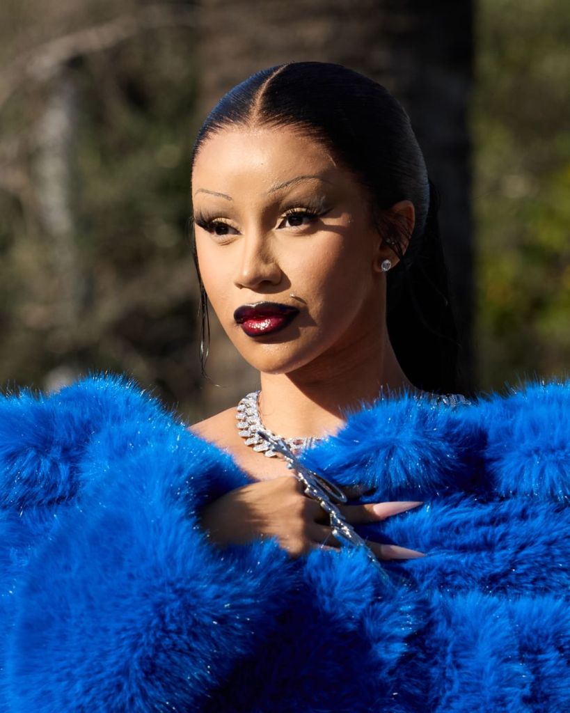 Balenciaga fait défilé Cardi B lors de la présentation de sa nouvelle ...